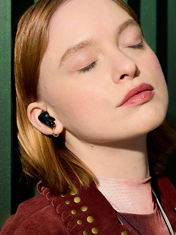 CONVENIENT SMART CHARGING CASE™